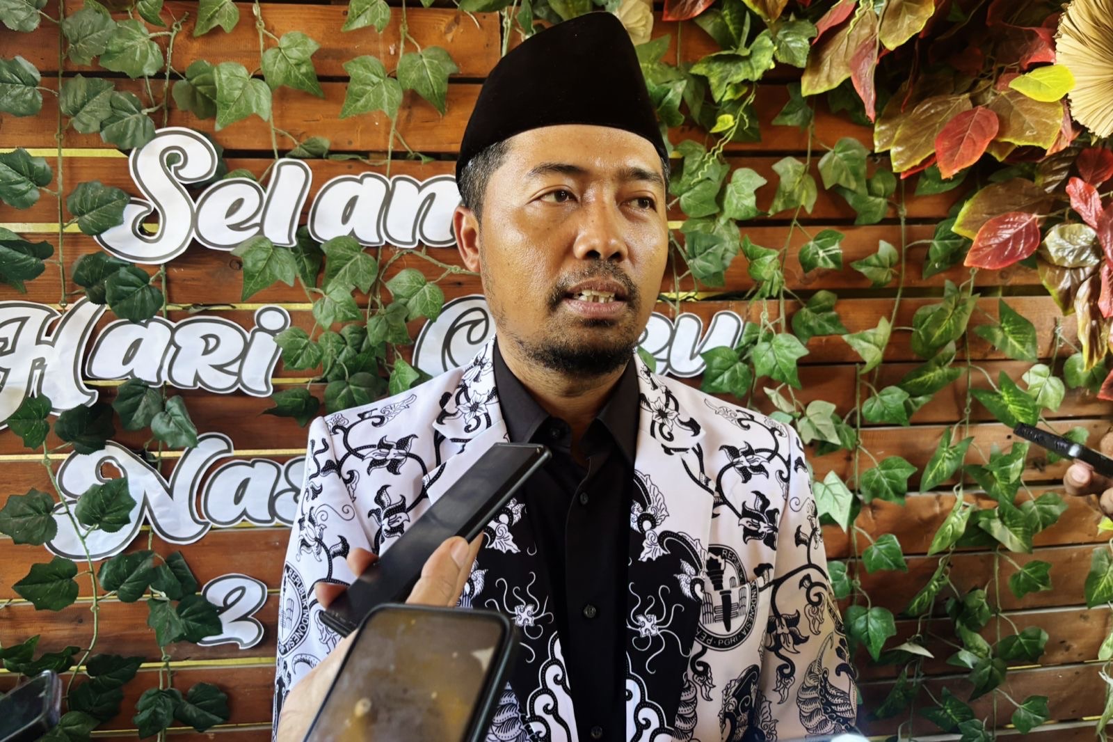 Gedung SD Ambruk, Kadisdik Bangkalan: Bangunan Tua Era 80-an - Pojok Madura